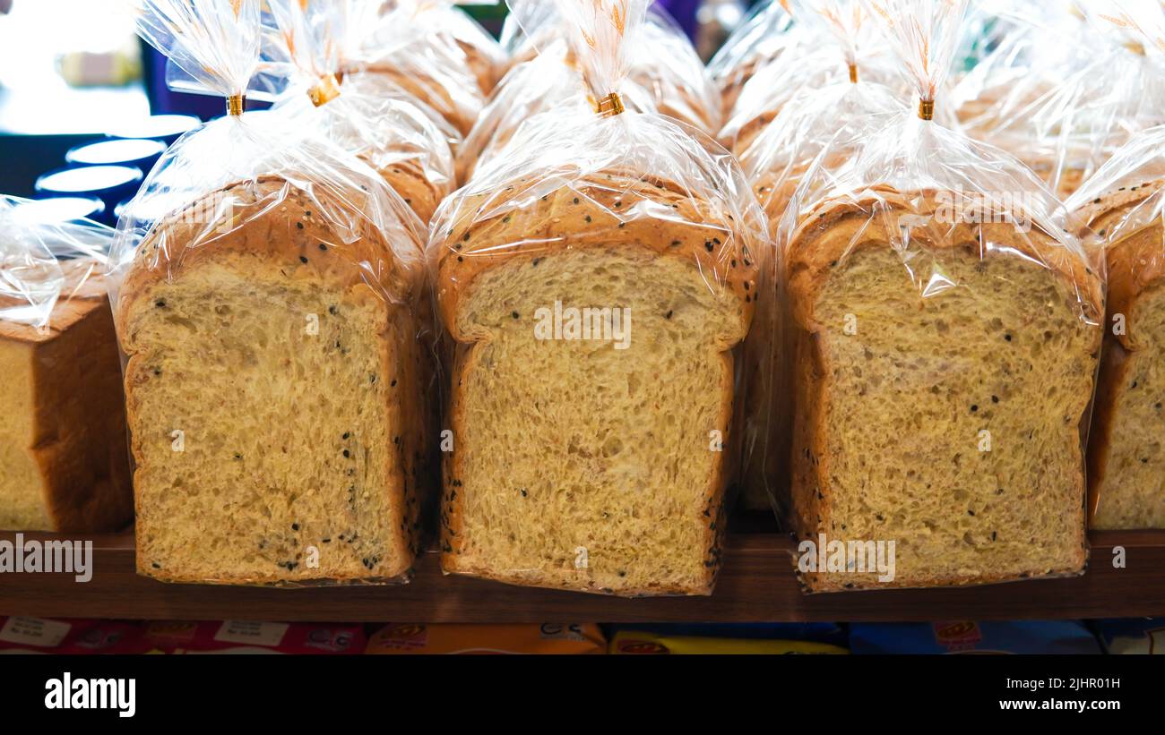 Grocery store bread aisle hi-res stock photography and images - Alamy