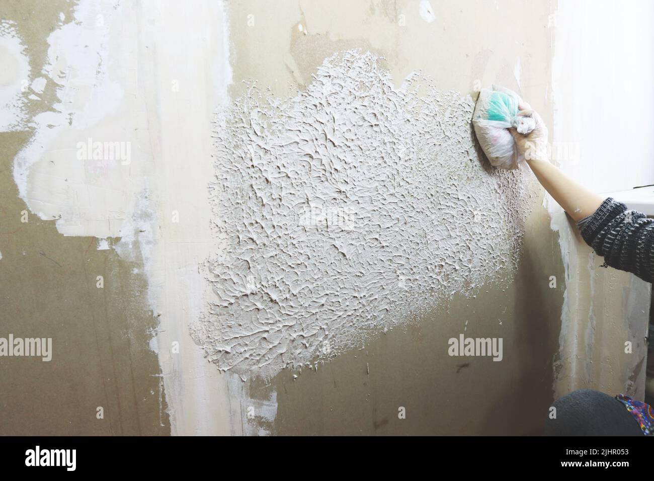 applying structural plaster to drywall, repairing the interior yourself ...