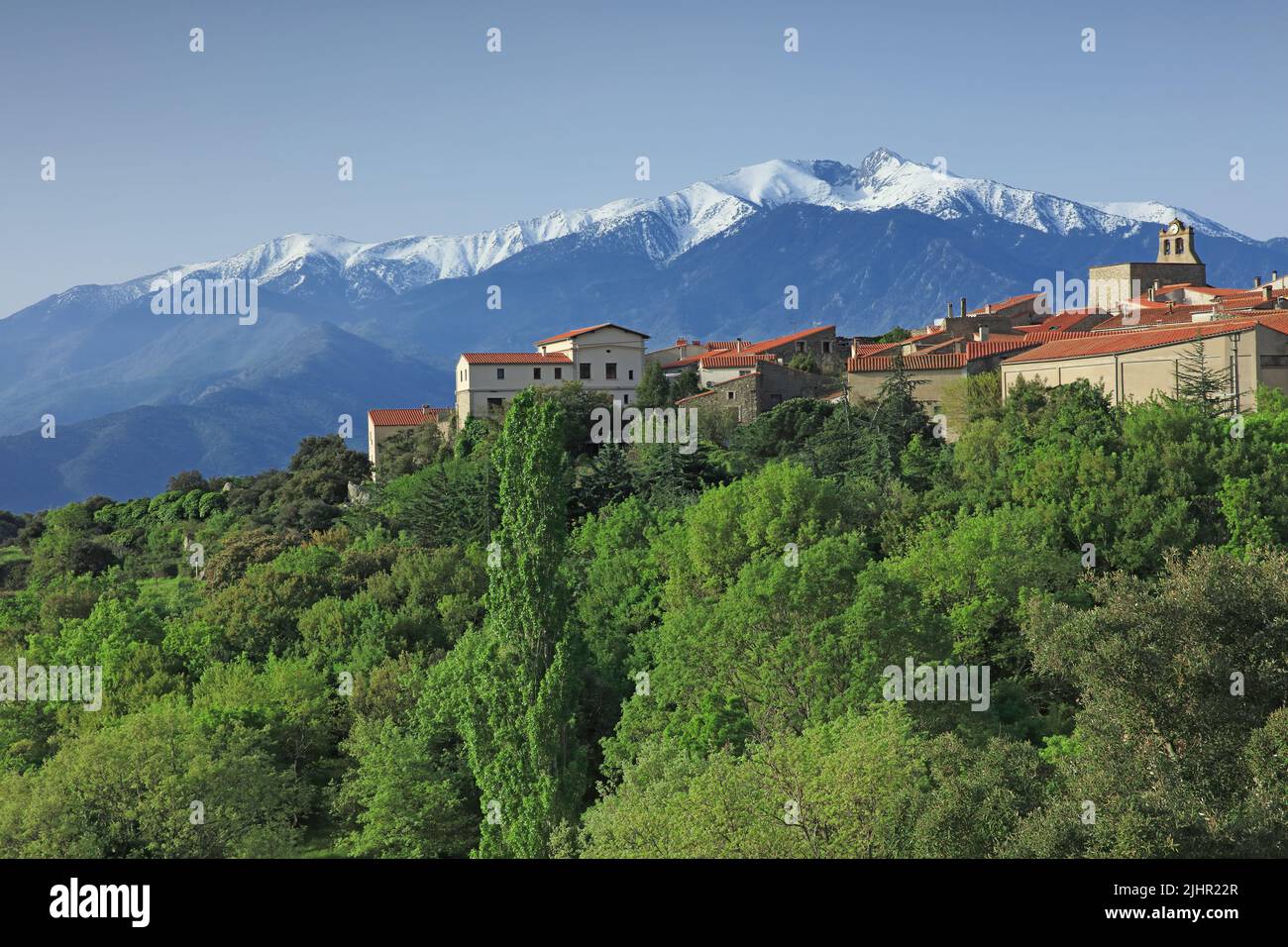 France, Pyrénées-Orientales (66) Arboussols, le village, le massif du ...