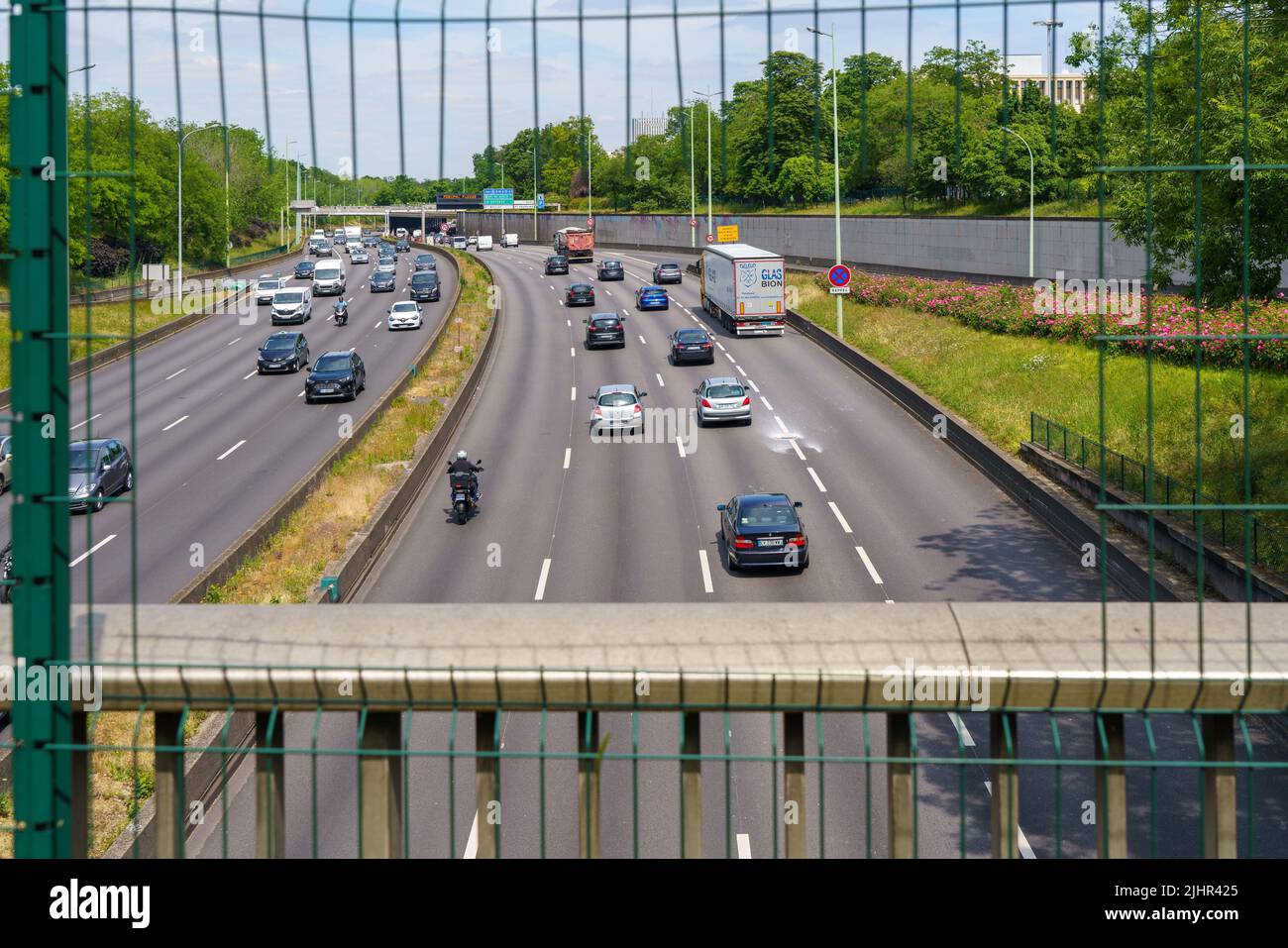 View through a mesh fence hi-res stock photography and images - Alamy