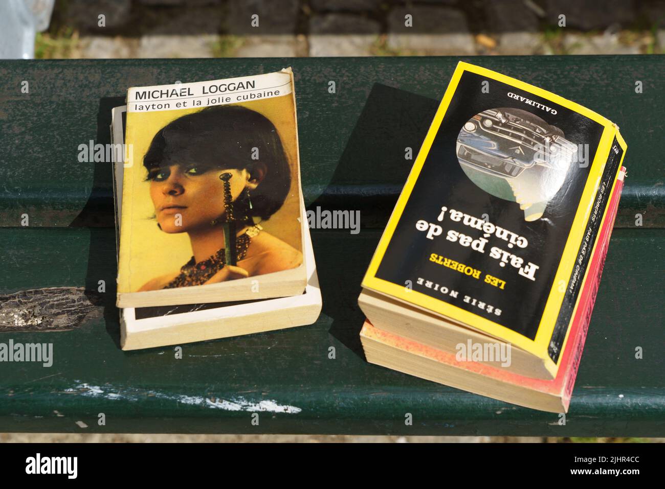 Book shop paris hi-res stock photography and images - Alamy