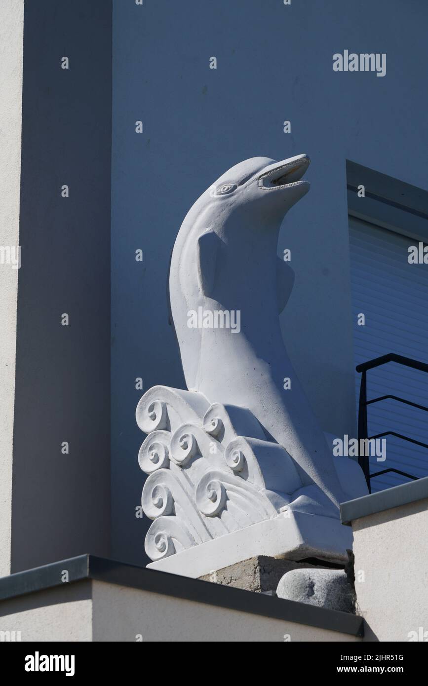 Dolphin sculpture sea hi-res stock photography and images - Alamy