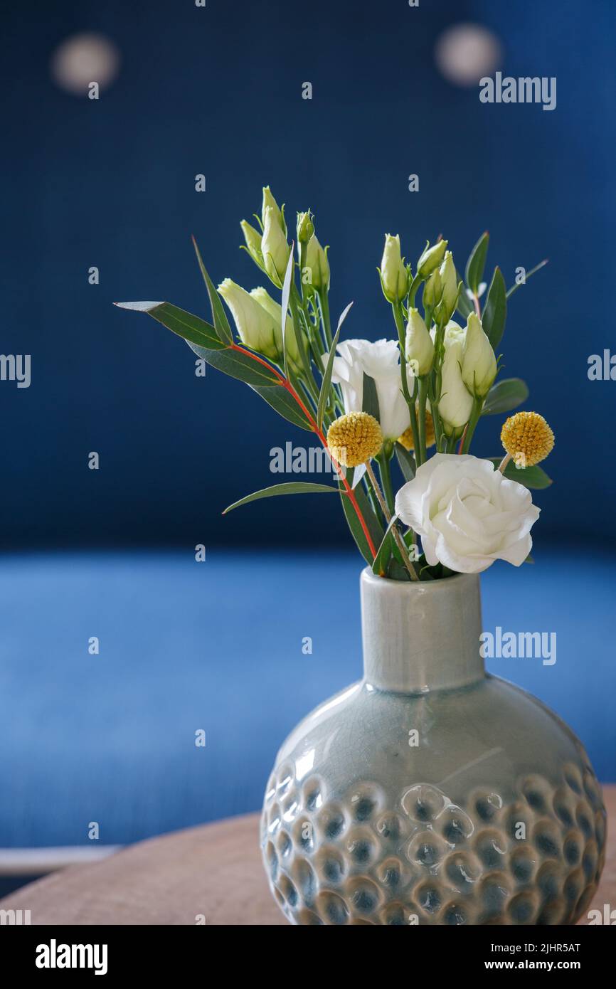 Petit bouquet de fleurs dans un vase Stock Photo - Alamy