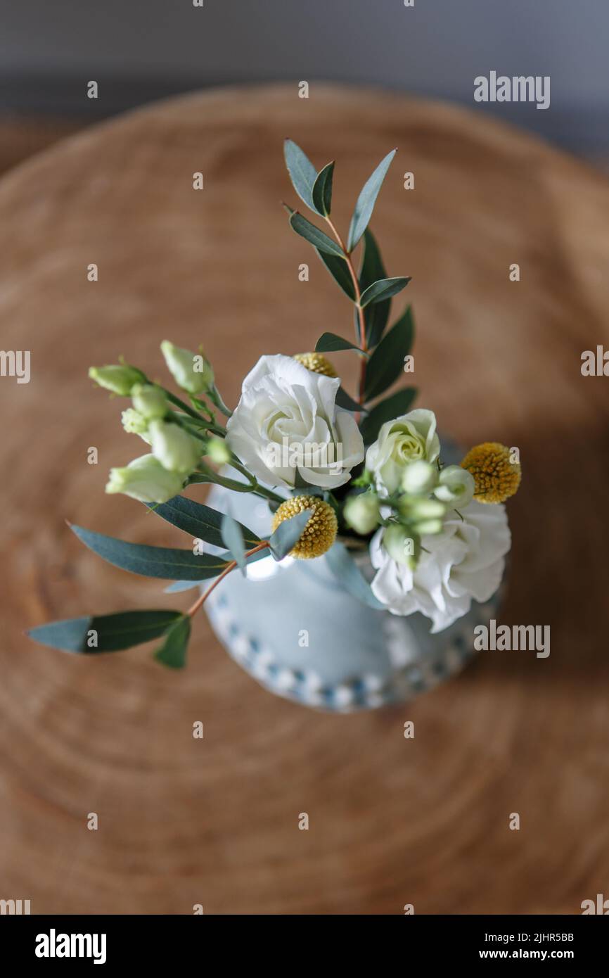 Petit bouquet de fleurs dans un vase Stock Photo - Alamy
