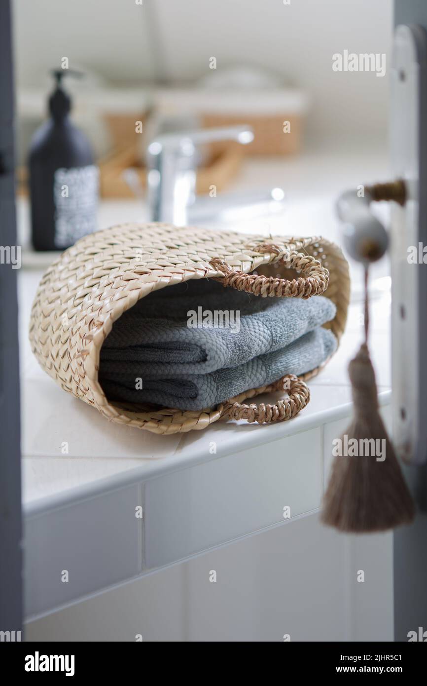 Serviette dans un petit panier en osier Stock Photo - Alamy