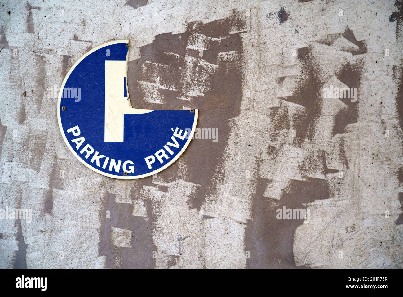 Damaged signage hi-res stock photography and images - Alamy