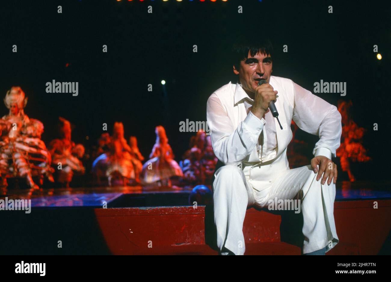 Serge Lama in concert at the Casino de Paris on November 12, 1987 Stock ...