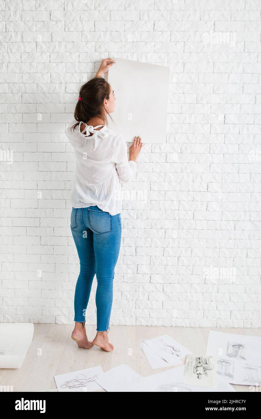 Woman holding empty picture frame hi-res stock photography and images ...