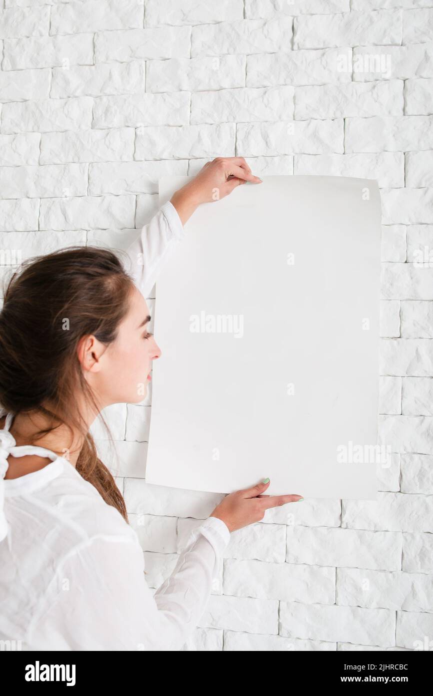 Woman holding empty picture frame hi-res stock photography and images ...
