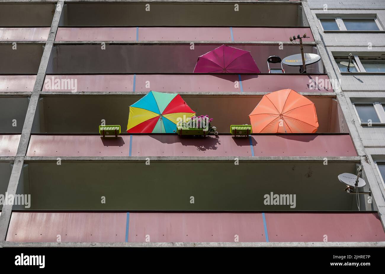 Halle, Germany. 20th July, 2022. Residents try to keep the summer heat ...