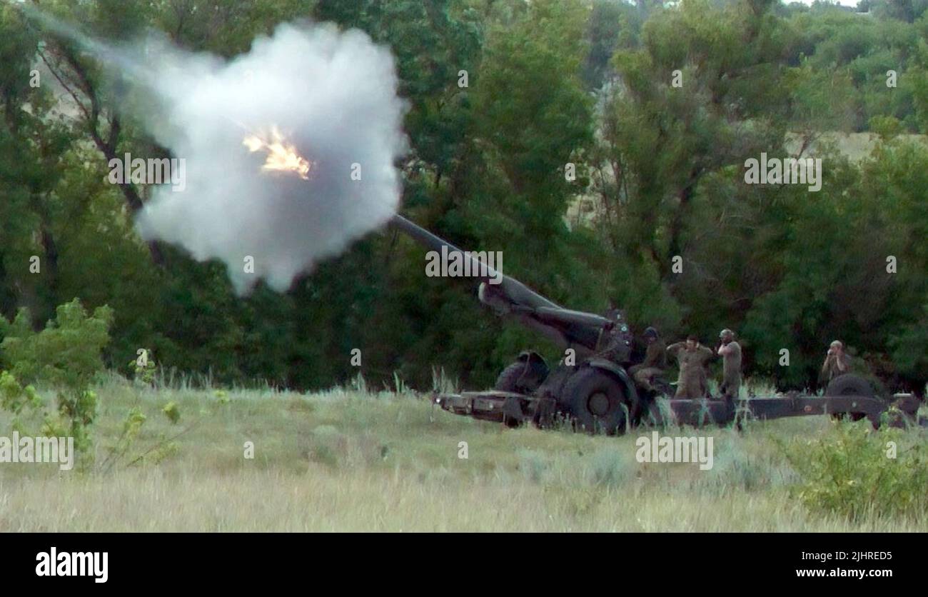 Towed howitzer hi-res stock photography and images - Alamy