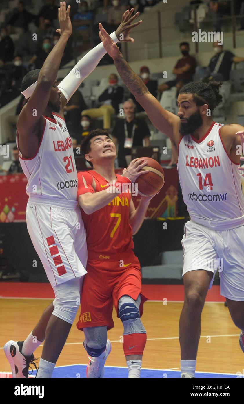 Jakarta, Indonesia. 20th July, 2022. Sun Minghui (C) of China breaks ...