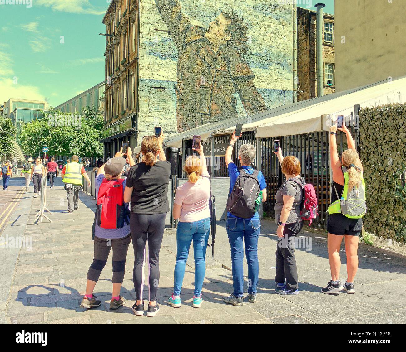 Glasgow, Scotland, UK July 20th 2022. UK Weather: Tourists admire the ...