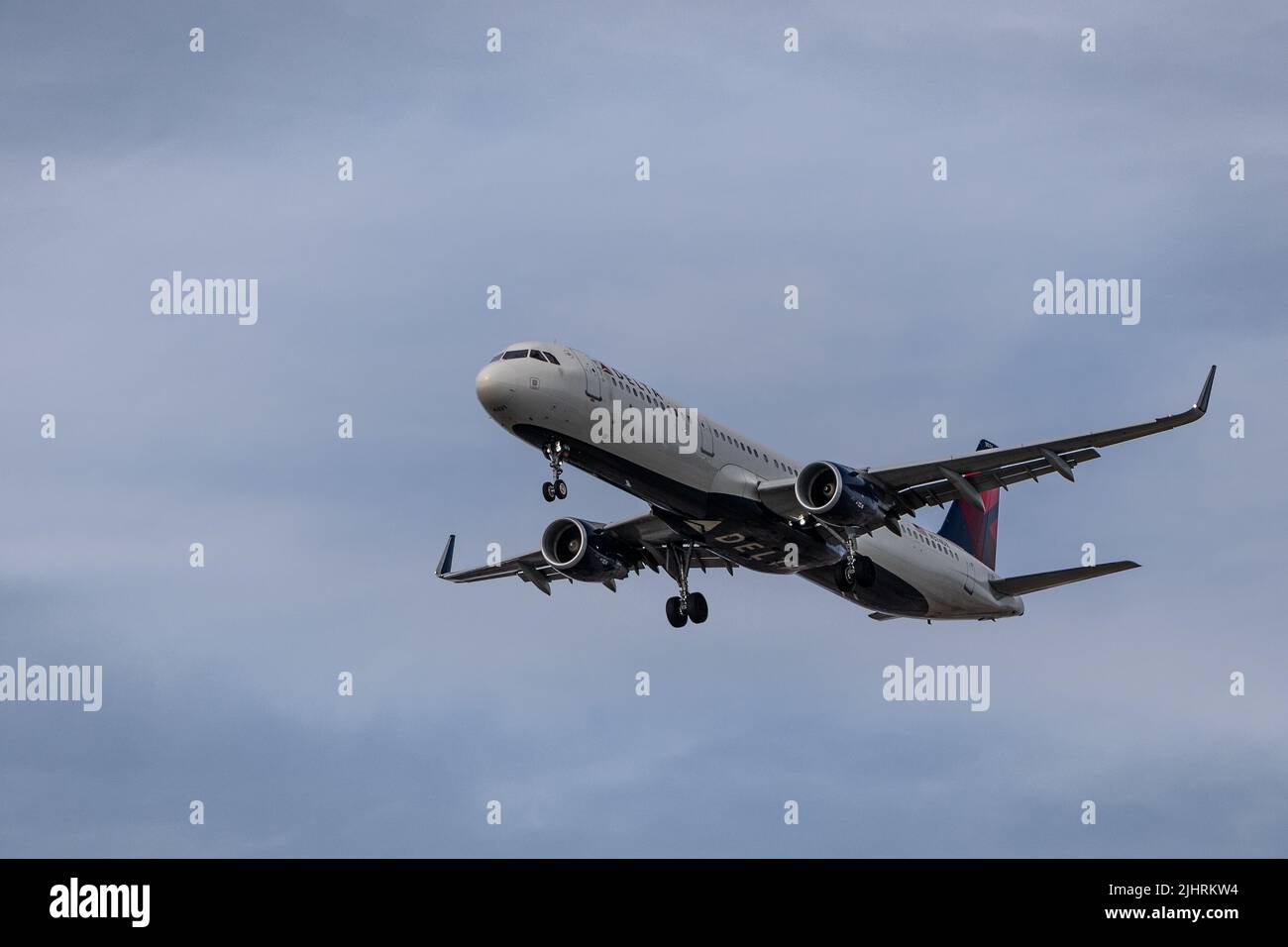 A Delta Airlines plane flying overhead before landing Stock Photo - Alamy