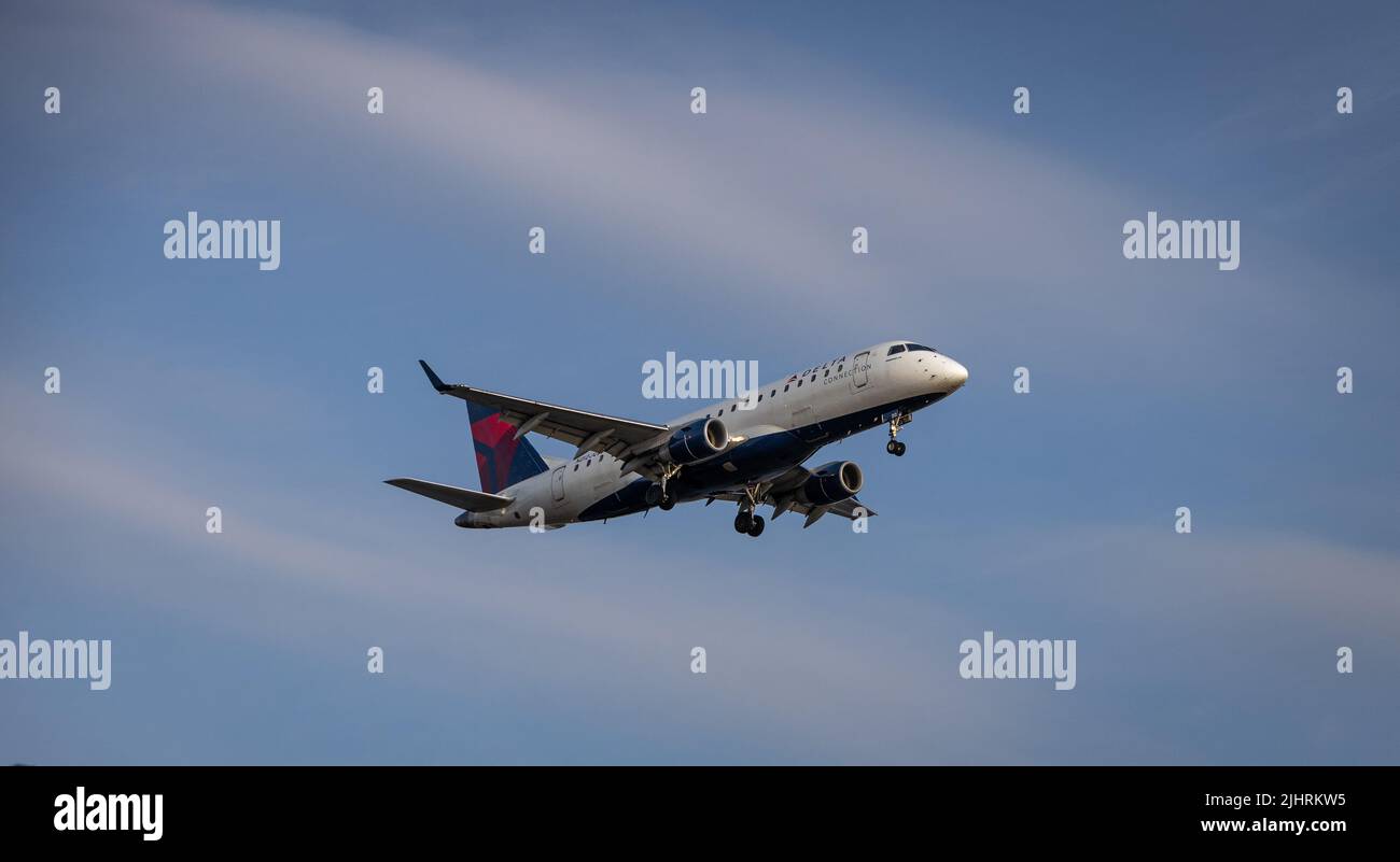 A Delta Airlines plane flying overhead before landing Stock Photo - Alamy