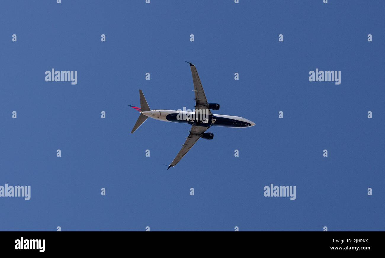 A Delta Airlines plane flying overhead before landing Stock Photo - Alamy