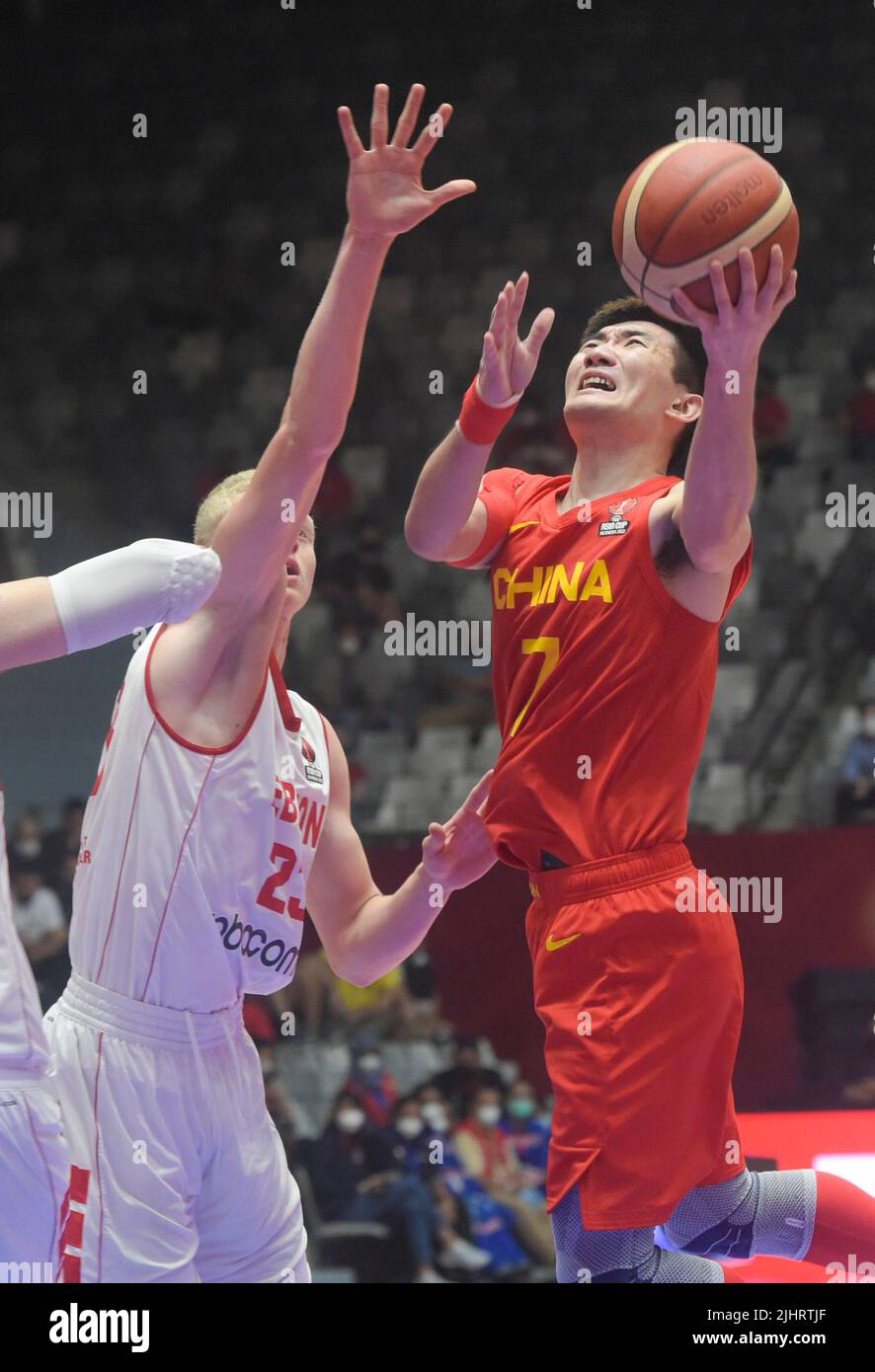 Jakarta, Indonesia. 20th July, 2022. Sun Minghui (R) of China goes for ...