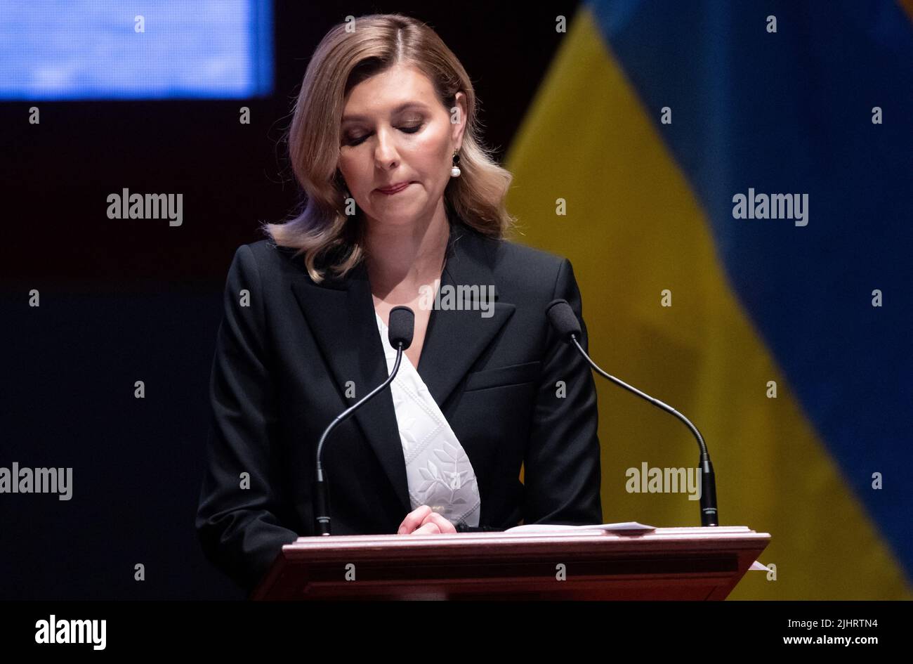 Ukrainian First Lady Olena Zelenska speaks to members of the US ...