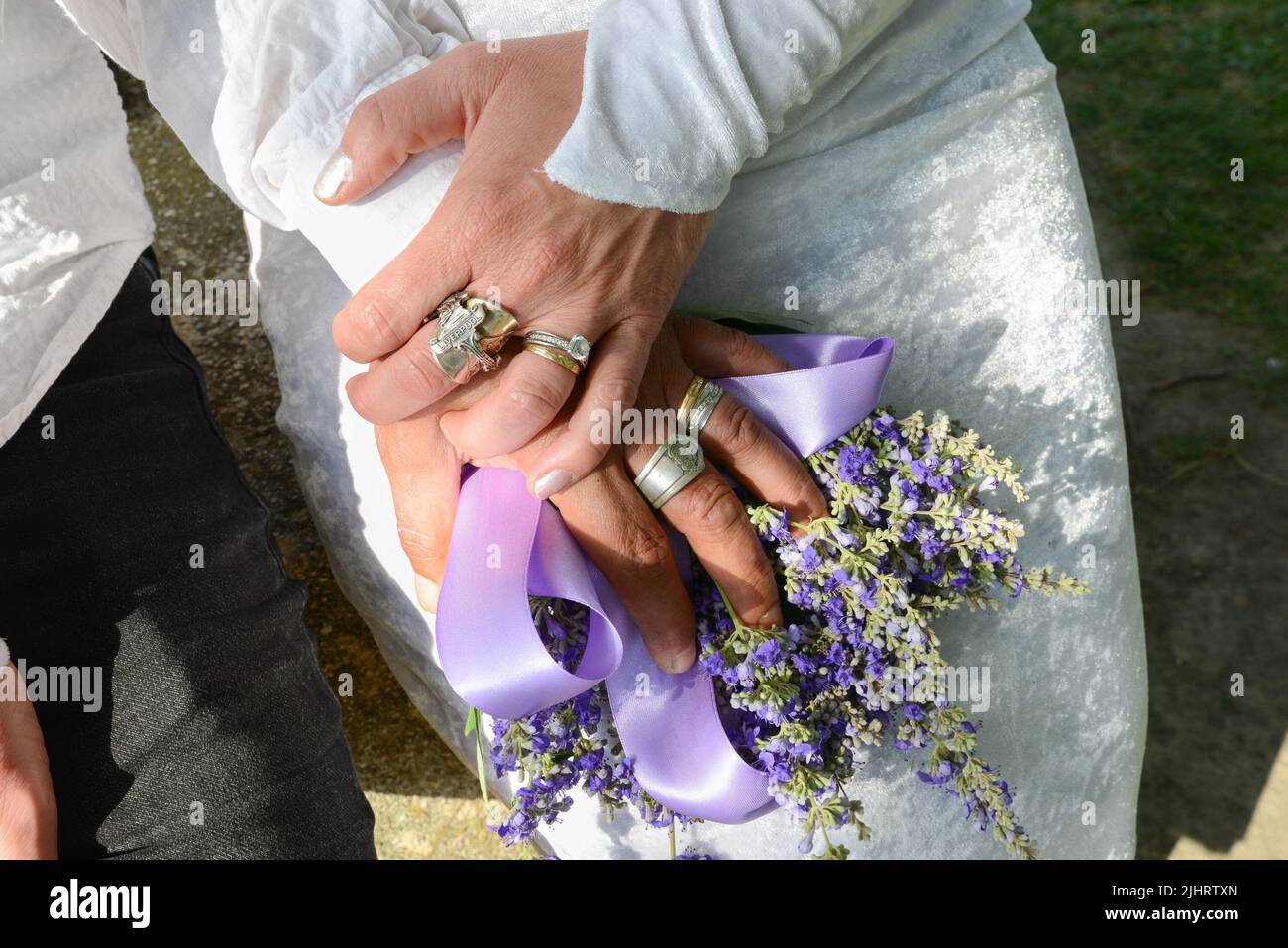 Newly married couple hands hand hi-res stock photography and images - Alamy
