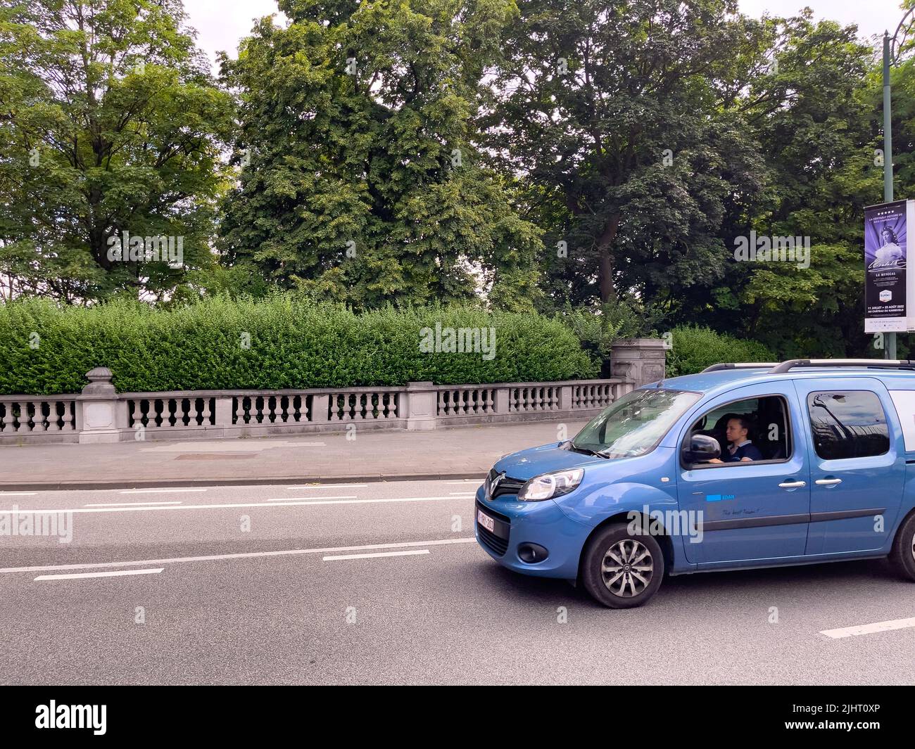 Car drives one way hi-res stock photography and images - Alamy