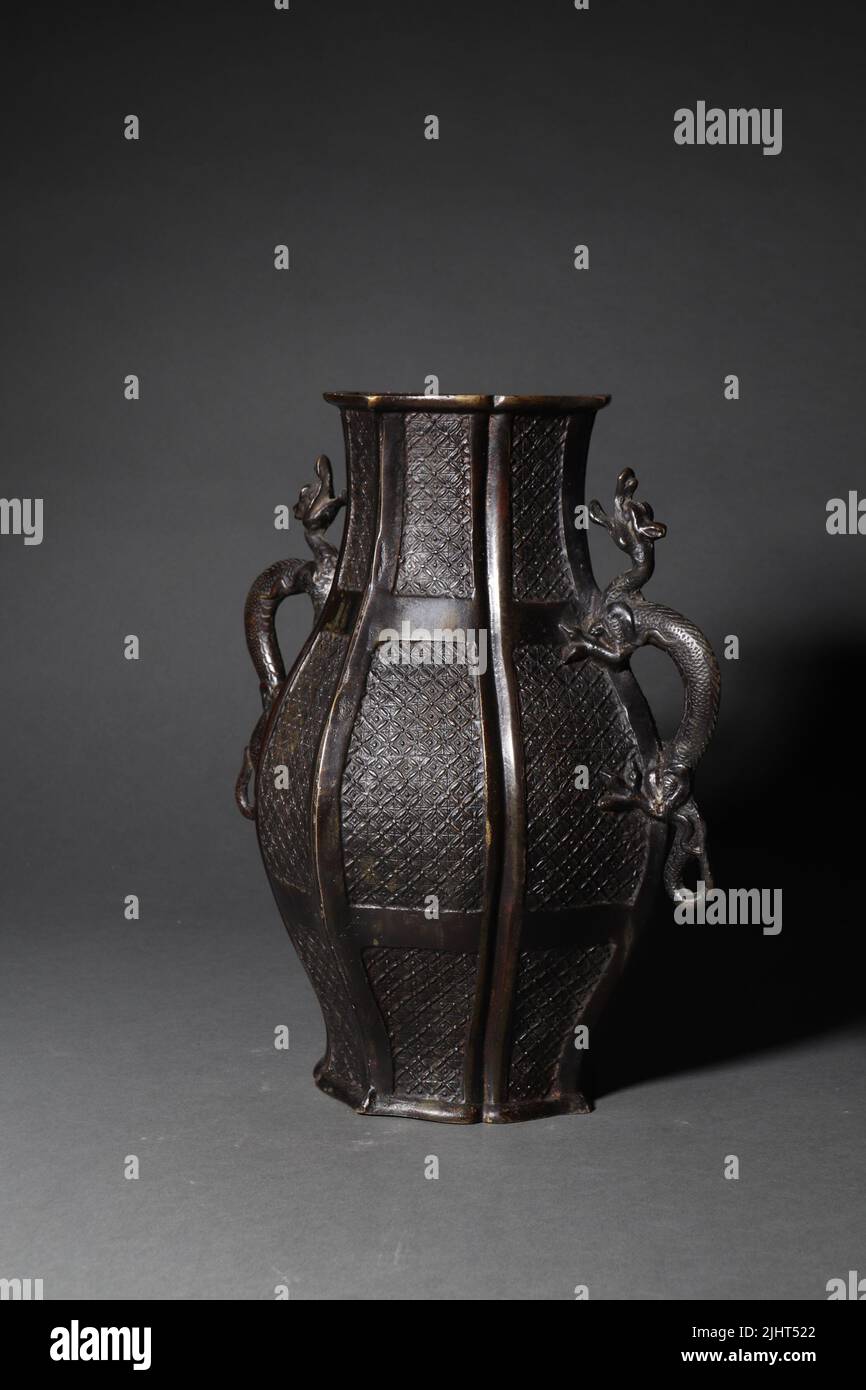 Ancient chinese bronze pot hi-res stock photography and images - Alamy