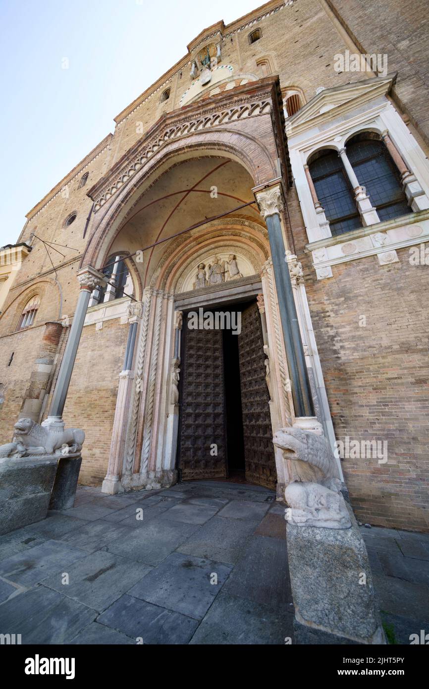Lodi, Lombardy, Italy: exterior of the medieval duomo Stock Photo - Alamy