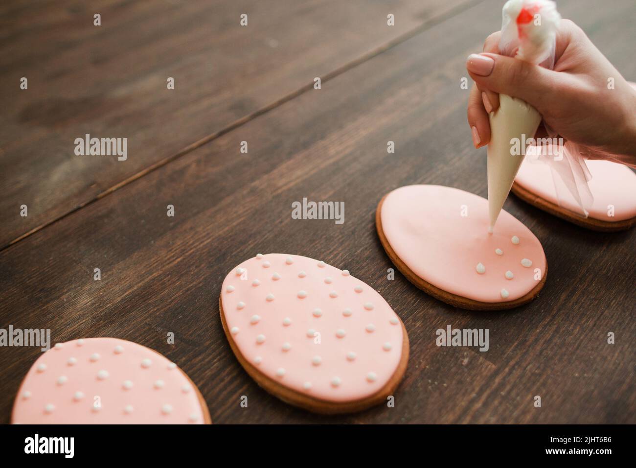 Decorating sweets and desserts with icing. Cookery Stock Photo - Alamy