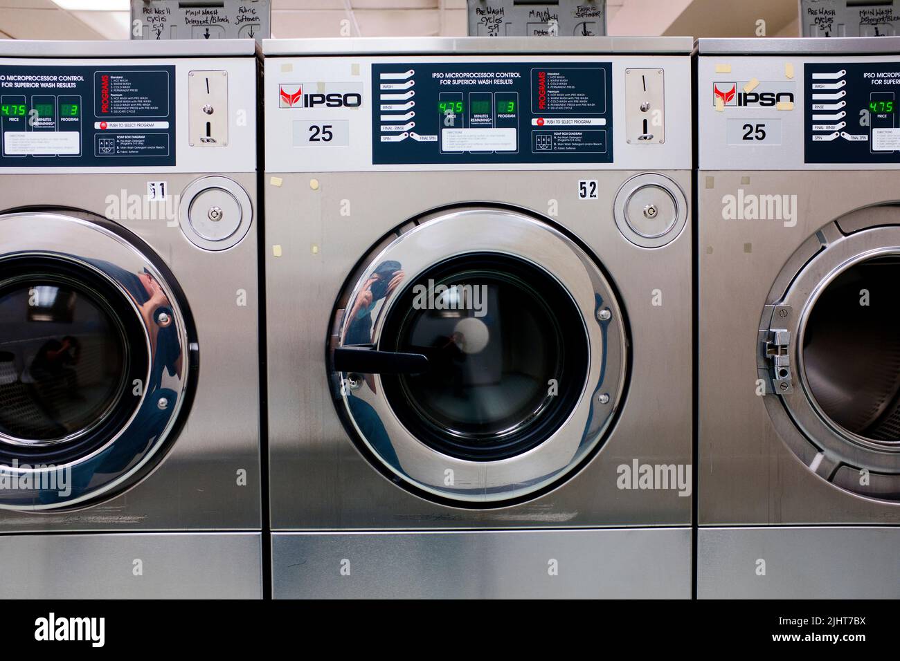 Laundromat machines row laundry hi-res stock photography and images - Alamy
