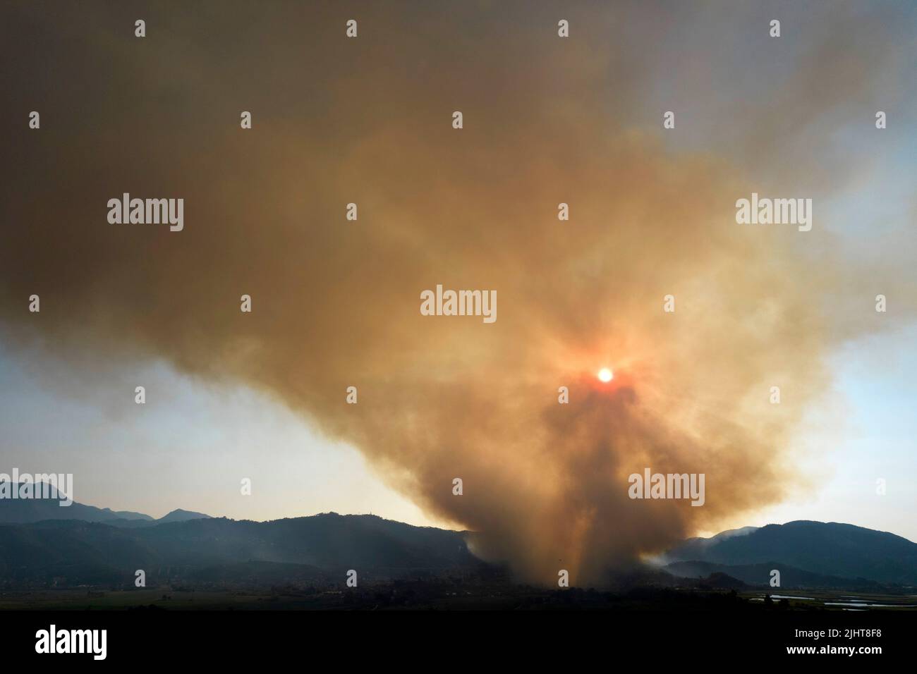 Wildfire column hi-res stock photography and images - Alamy