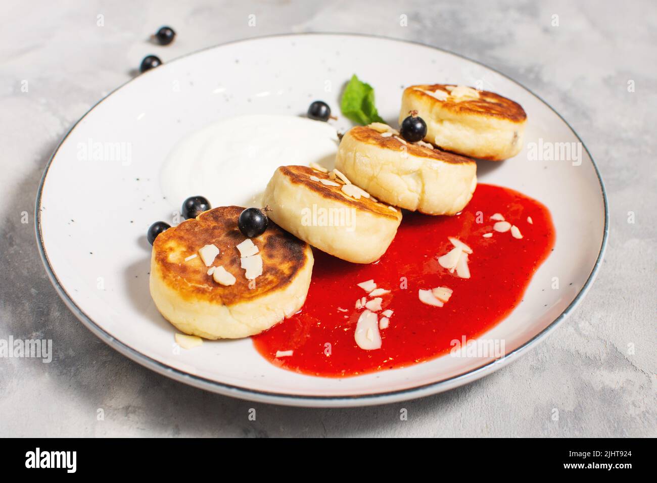 Cottage cheese pancakes, ricotta fritters or syrniki with currant ...