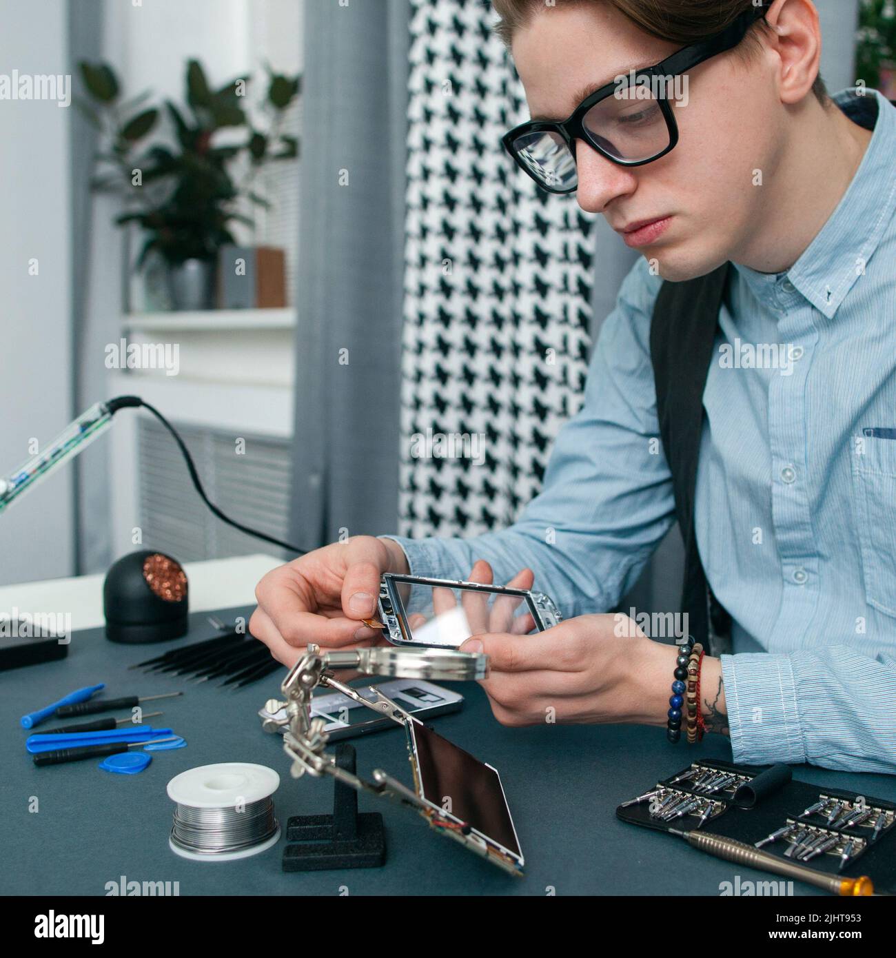 Fixing mobile phone hi-res stock photography and images - Alamy Fixing mobile phone hi-res stock photography and images - Alamy