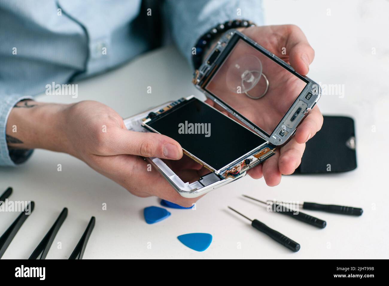 Repairman disassembling smartphone close-up Stock Photo - Alamy