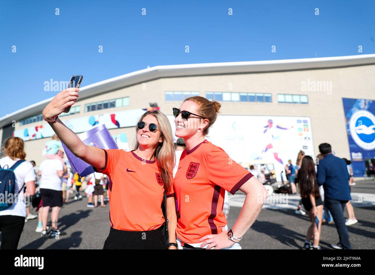 Female england fans hi-res stock photography and images - Alamy