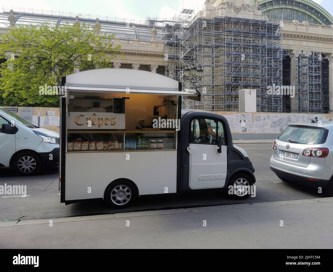French food truck paris hi-res stock photography and images - Alamy