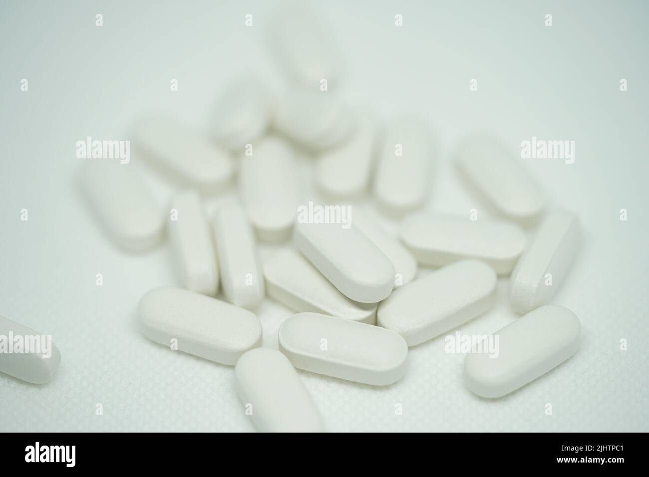 White treatment tablet hi-res stock photography and images - Alamy