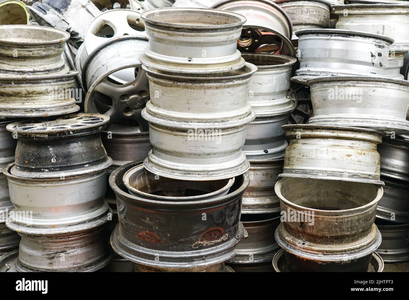 Alloy wheels stack hi-res stock photography and images - Alamy