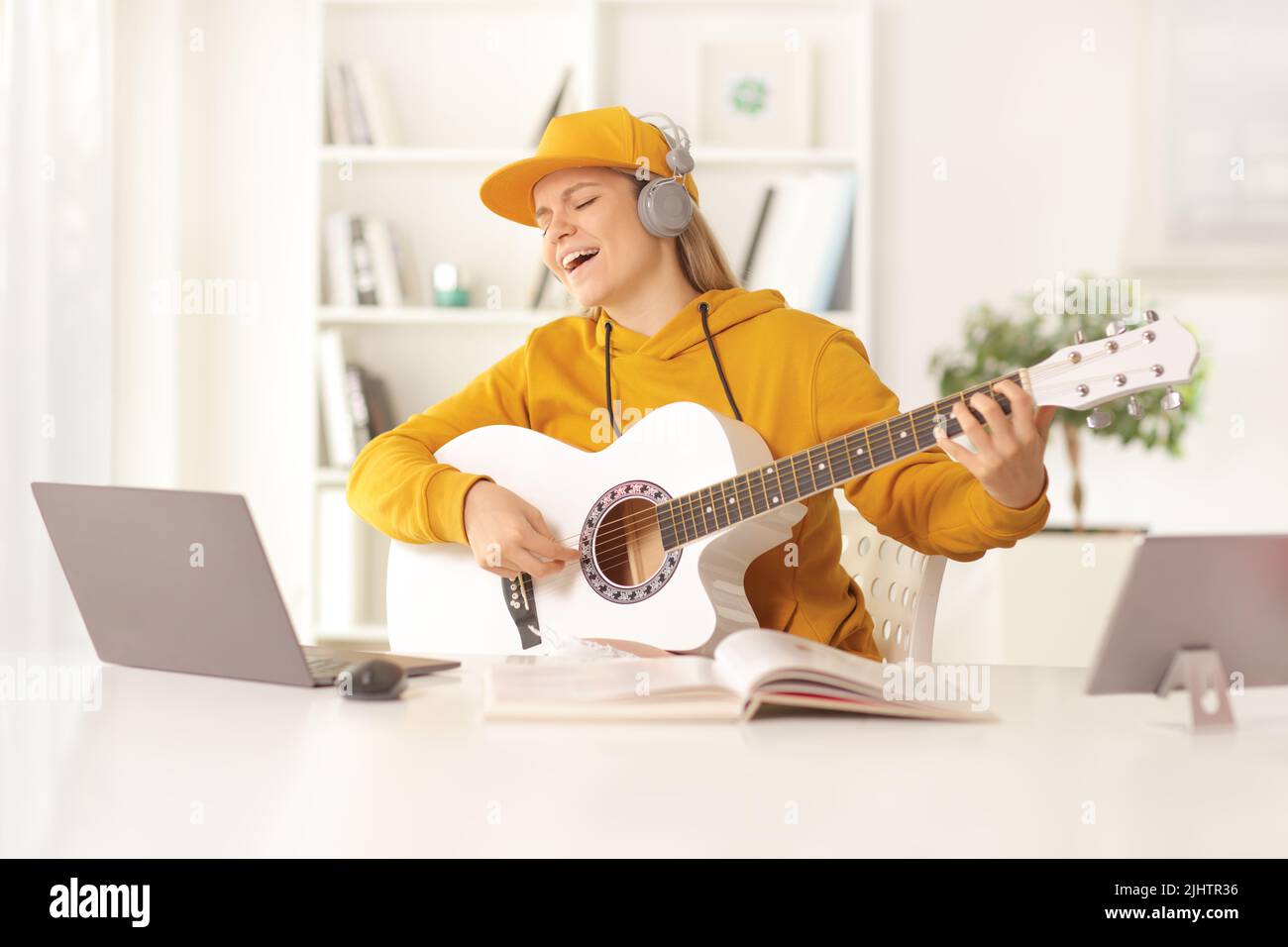 Computer class headphones hi-res stock photography and images - Alamy
