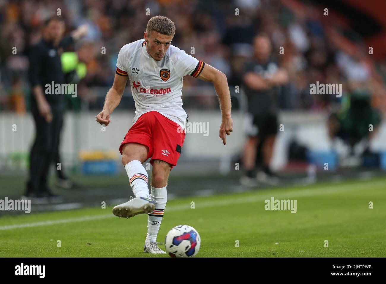 Regan Slater #27 of Hull City passes the ball Stock Photo - Alamy