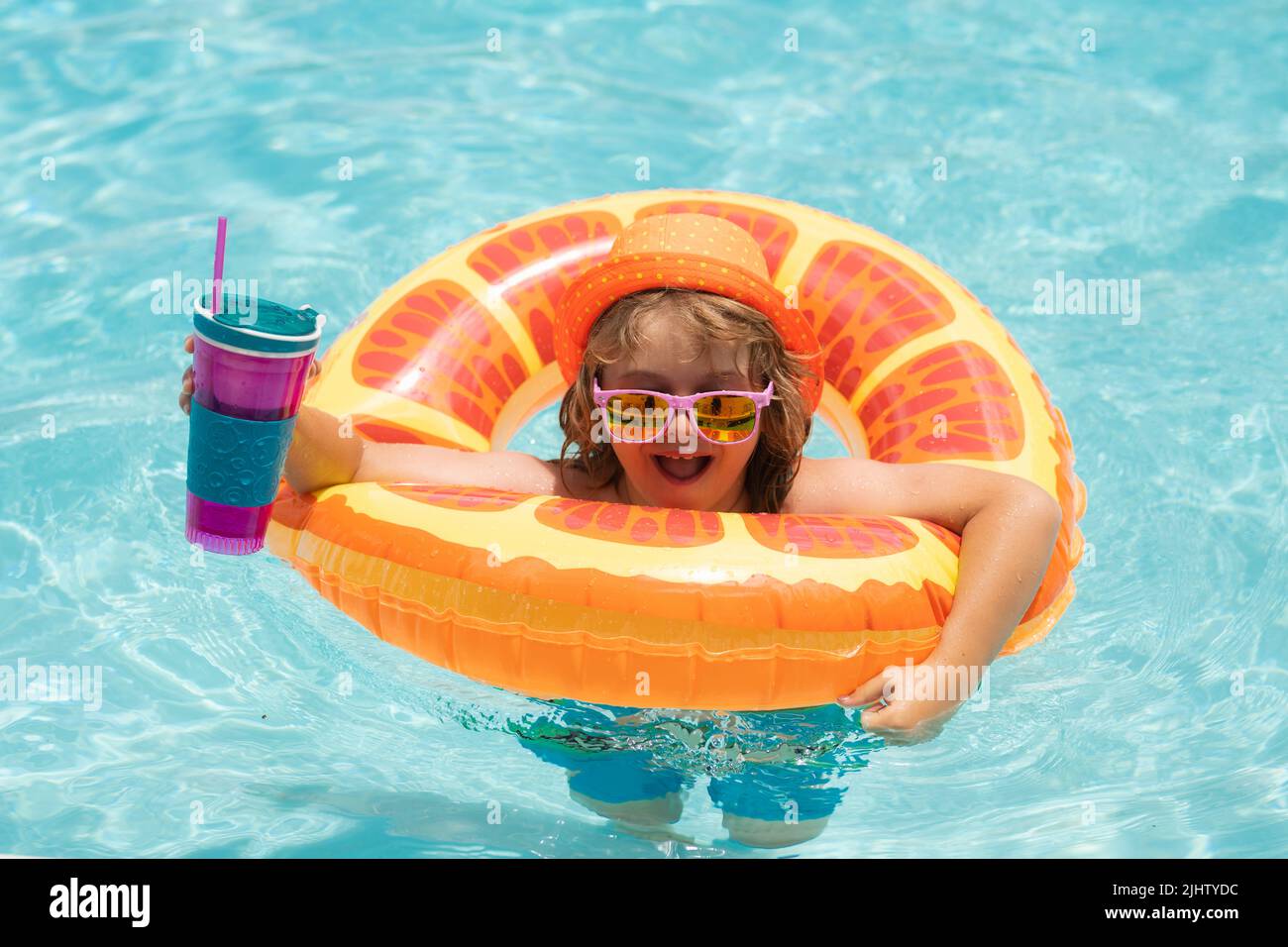 Kids splashing pool hi-res stock photography and images - Alamy