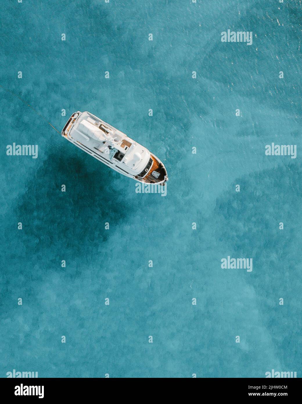 Aerial view of a yacht in shallow water in the bahamas Stock Photo - Alamy