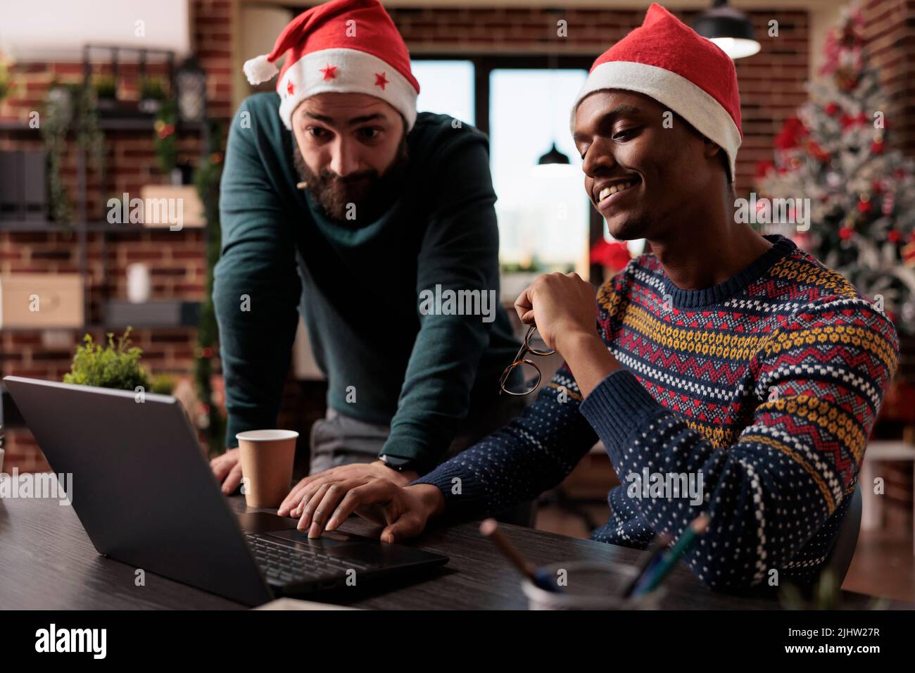 Teamwork season seasonal christmas hi-res stock photography and images ...