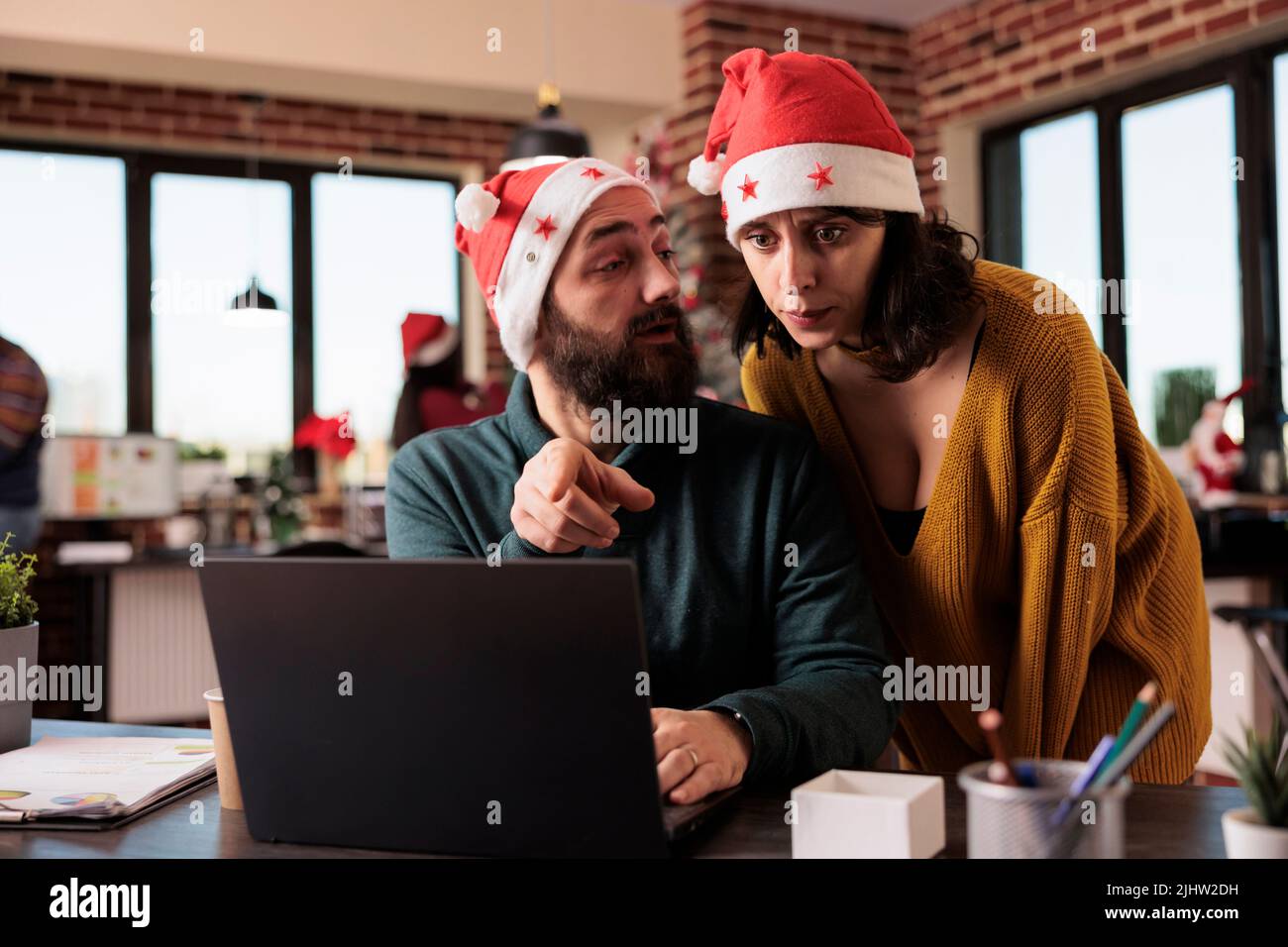 Man woman hat papers hi-res stock photography and images - Alamy