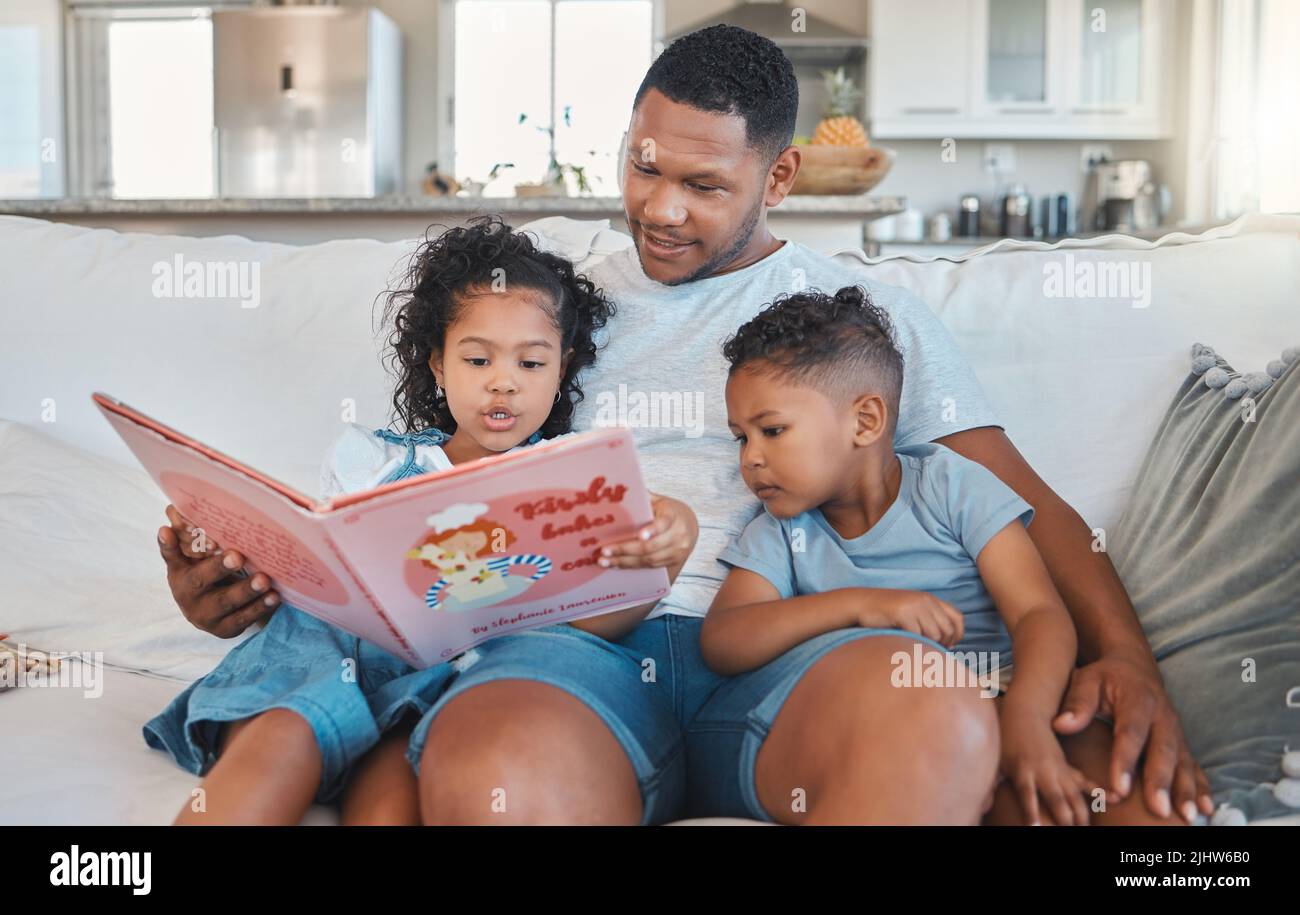 Family sofa lounge reading book hi-res stock photography and images - Alamy