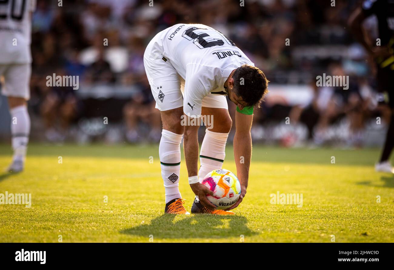 Lars Stindl (BMG) legt sich den Ball zum Elfmeter zurecht Borussia ...