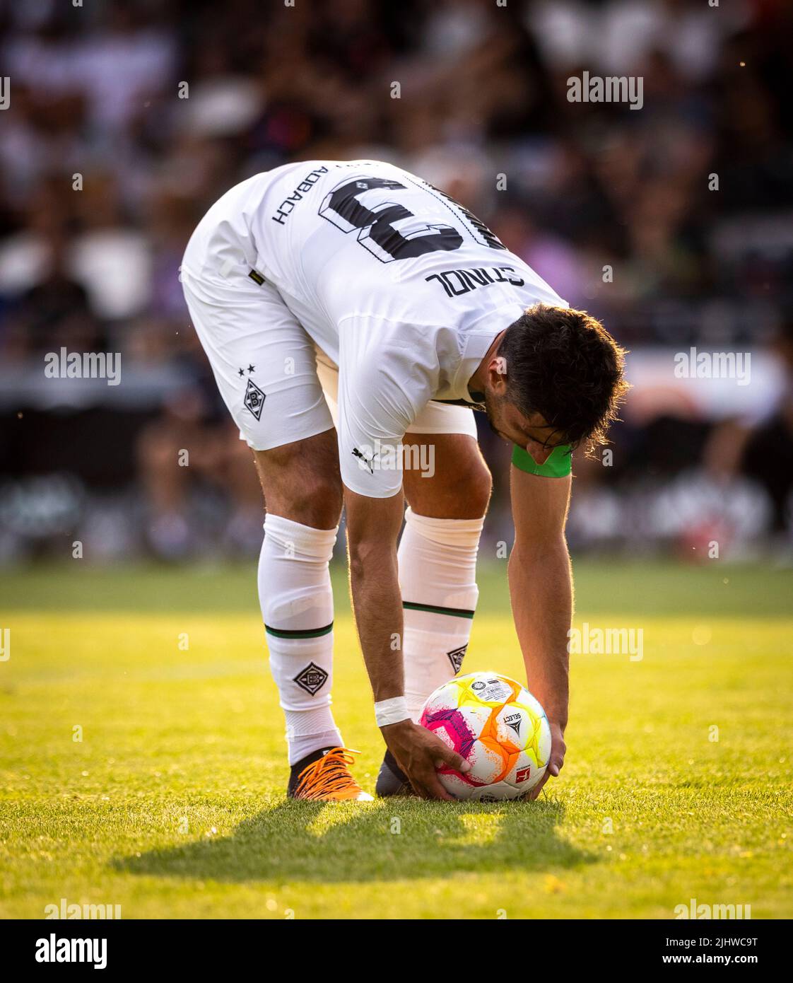 Lars Stindl (BMG) legt sich den Ball zum Elfmeter zurecht Borussia ...