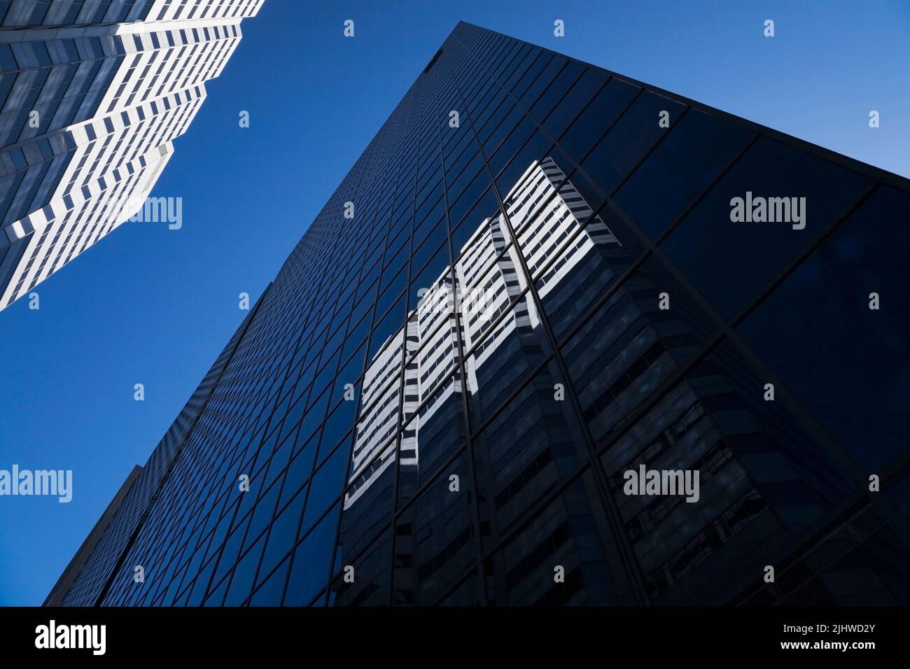 Silver cladded buildings hi-res stock photography and images - Alamy