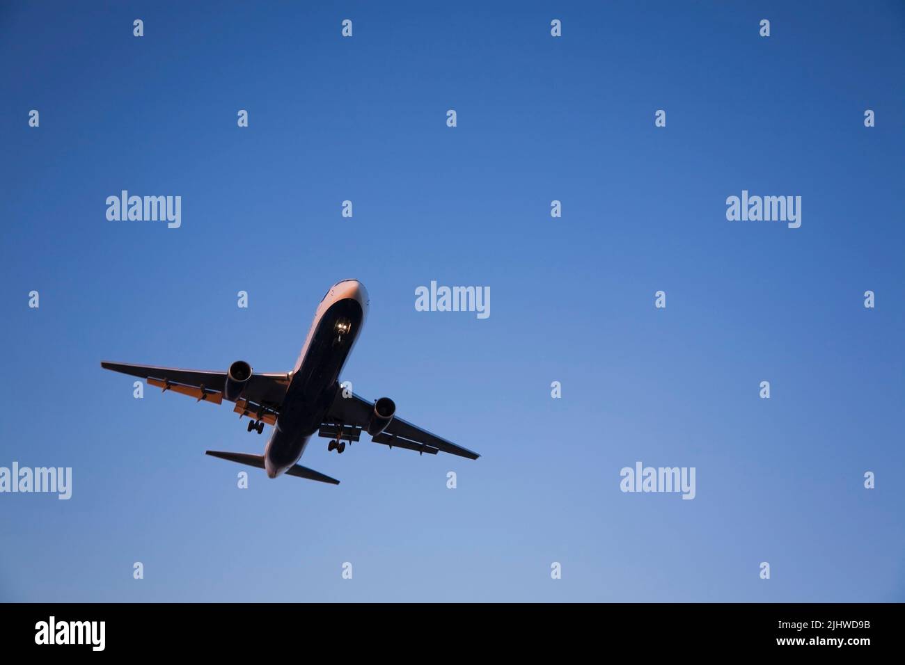 Commercial jet airplane landing Stock Photo - Alamy