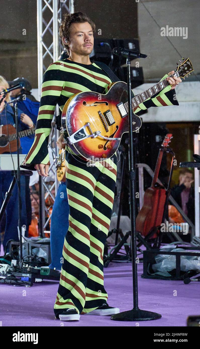 Harry styles concert 2022 hi-res stock photography and images - Alamy