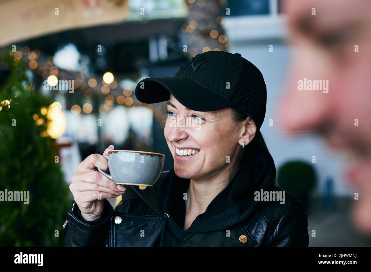 Enjoying a cup of tea with friends hi-res stock photography and images ...