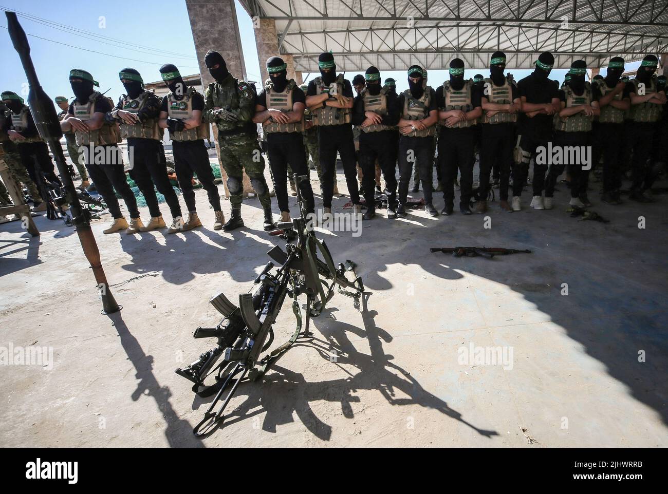Members of the Izz al-Din al-Qassam Brigades, the military wing of ...